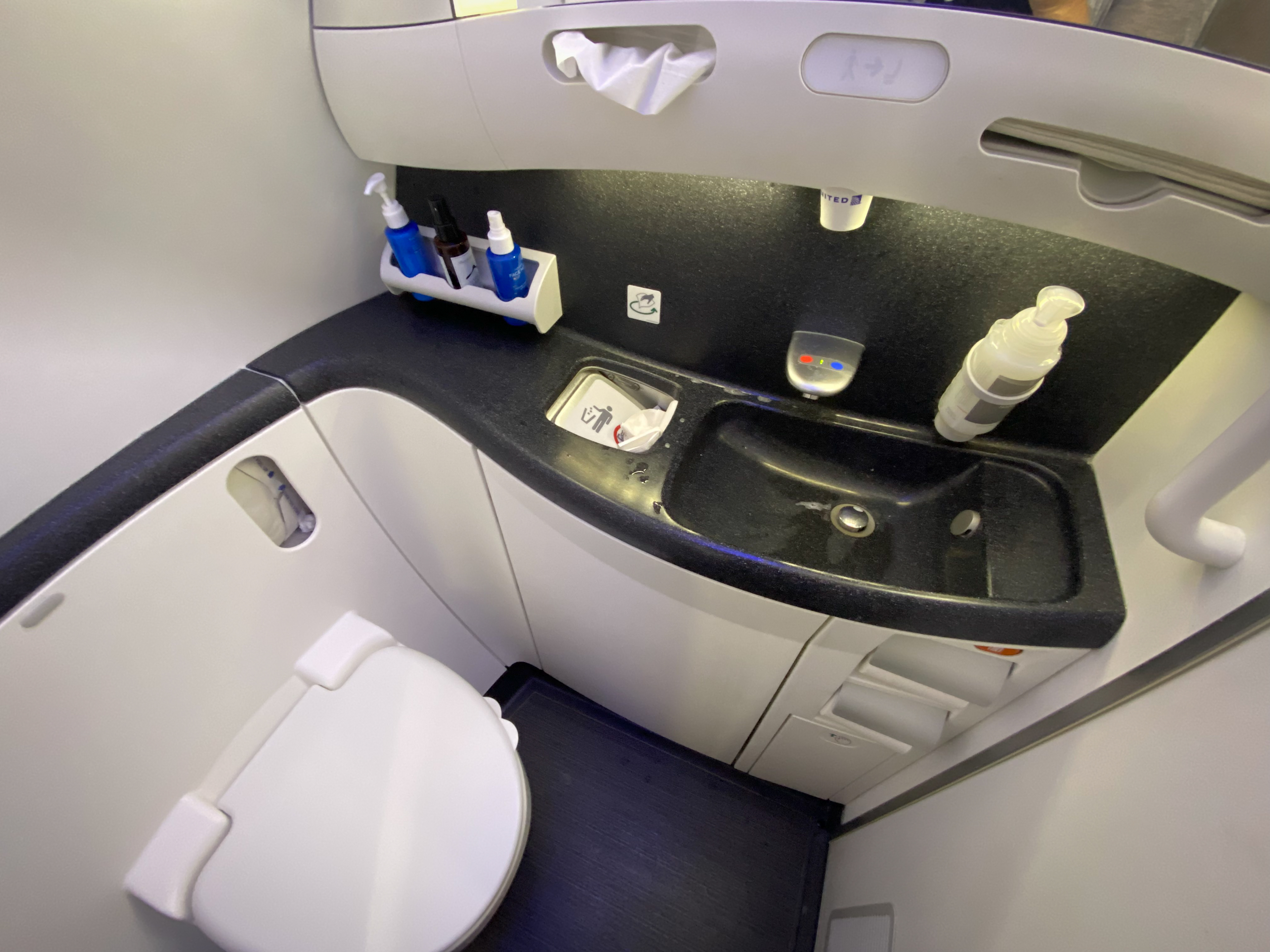 United Airlines 787 Polaris Toilet – World Travel Adventurers | Luxury ...